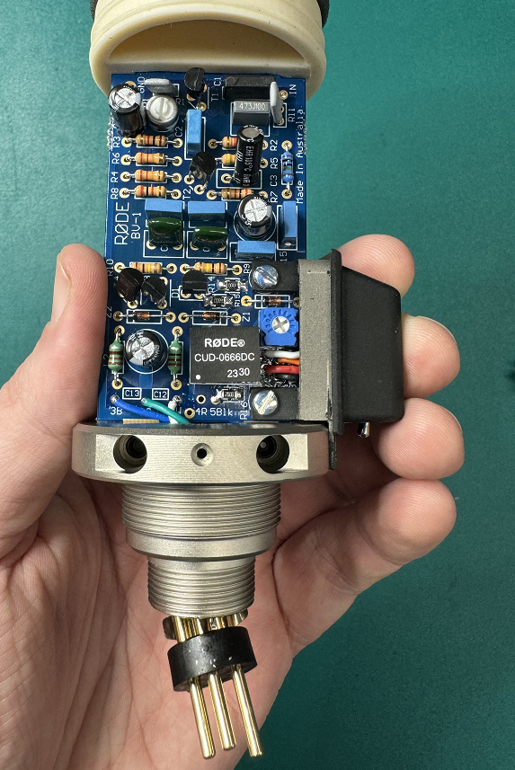 How to install the included 5-pin connector on the Broadcaster – RØDE