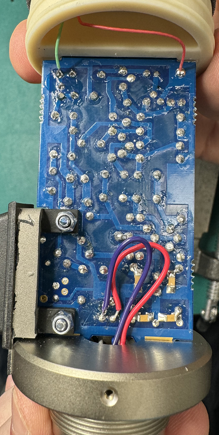 How to install the included 5-pin connector on the Broadcaster – RØDE