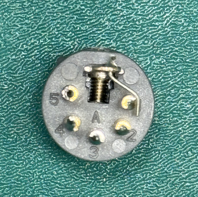 How to install the included 5-pin connector on the Broadcaster – RØDE