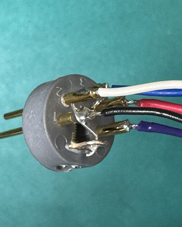 How to install the included 5-pin connector on the Broadcaster – RØDE